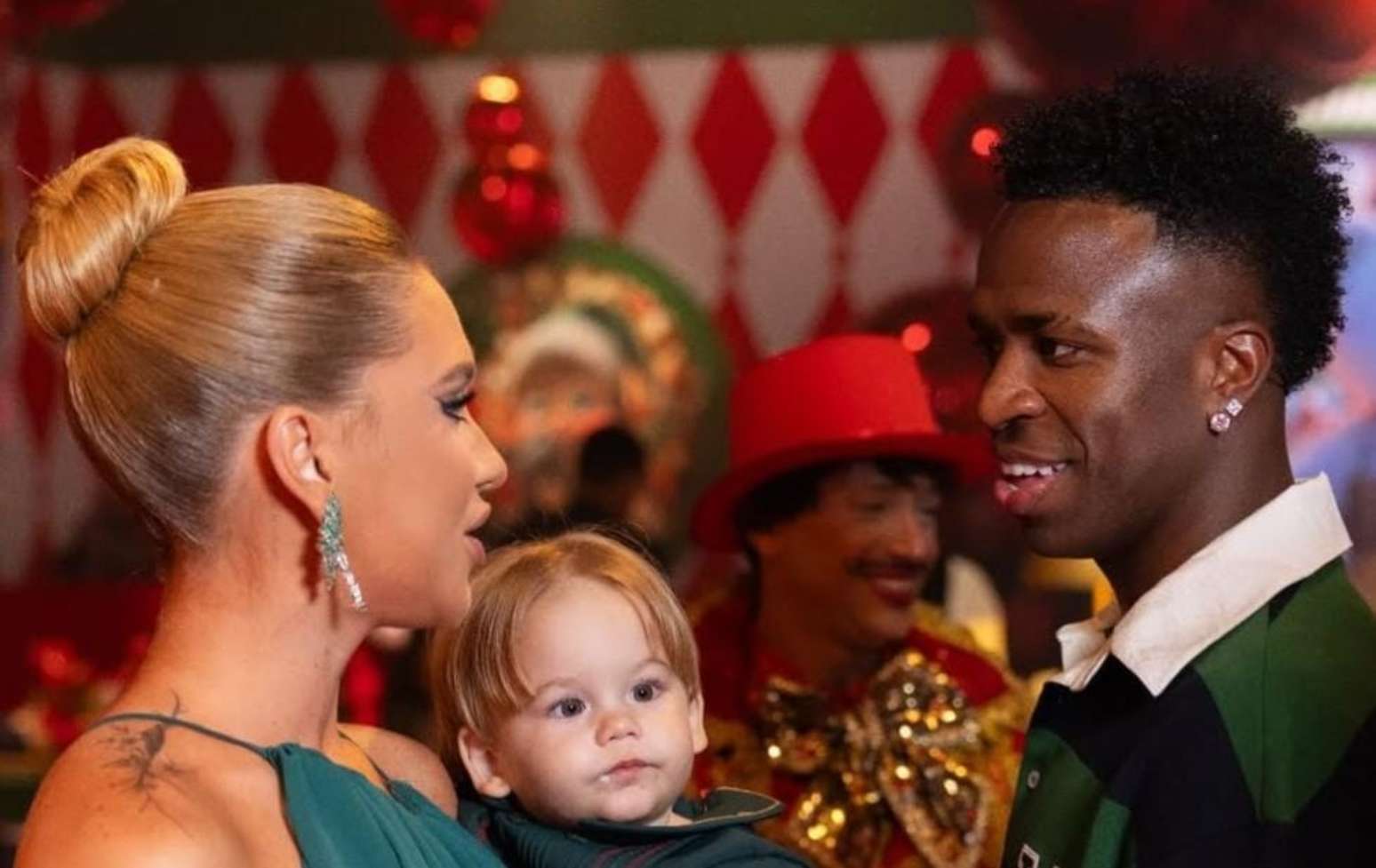 Look de Vini Jr. no Natal com a Virgínia viraliza nas redes; entenda