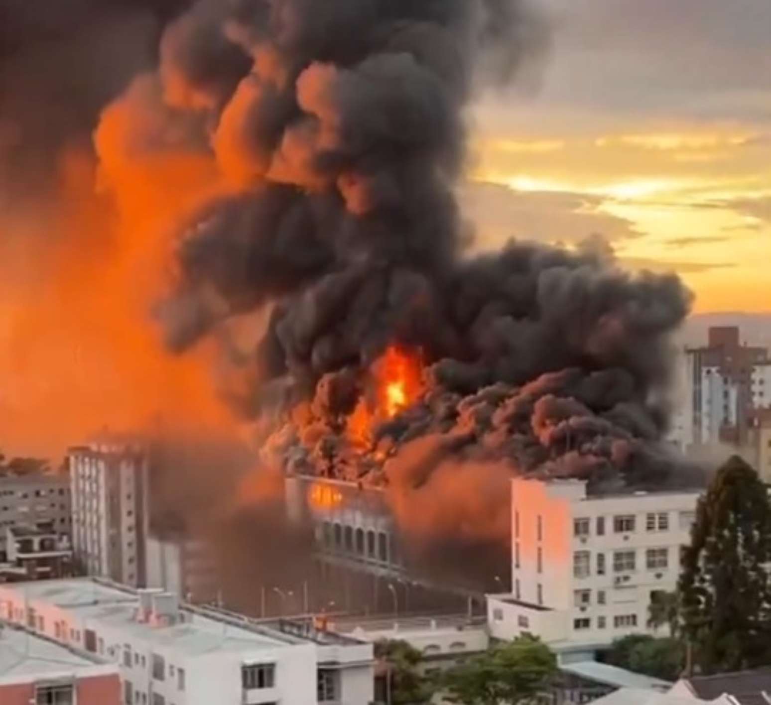 VÍDEO: incêndio atinge prédio de colégio centenário de Santa Maria
