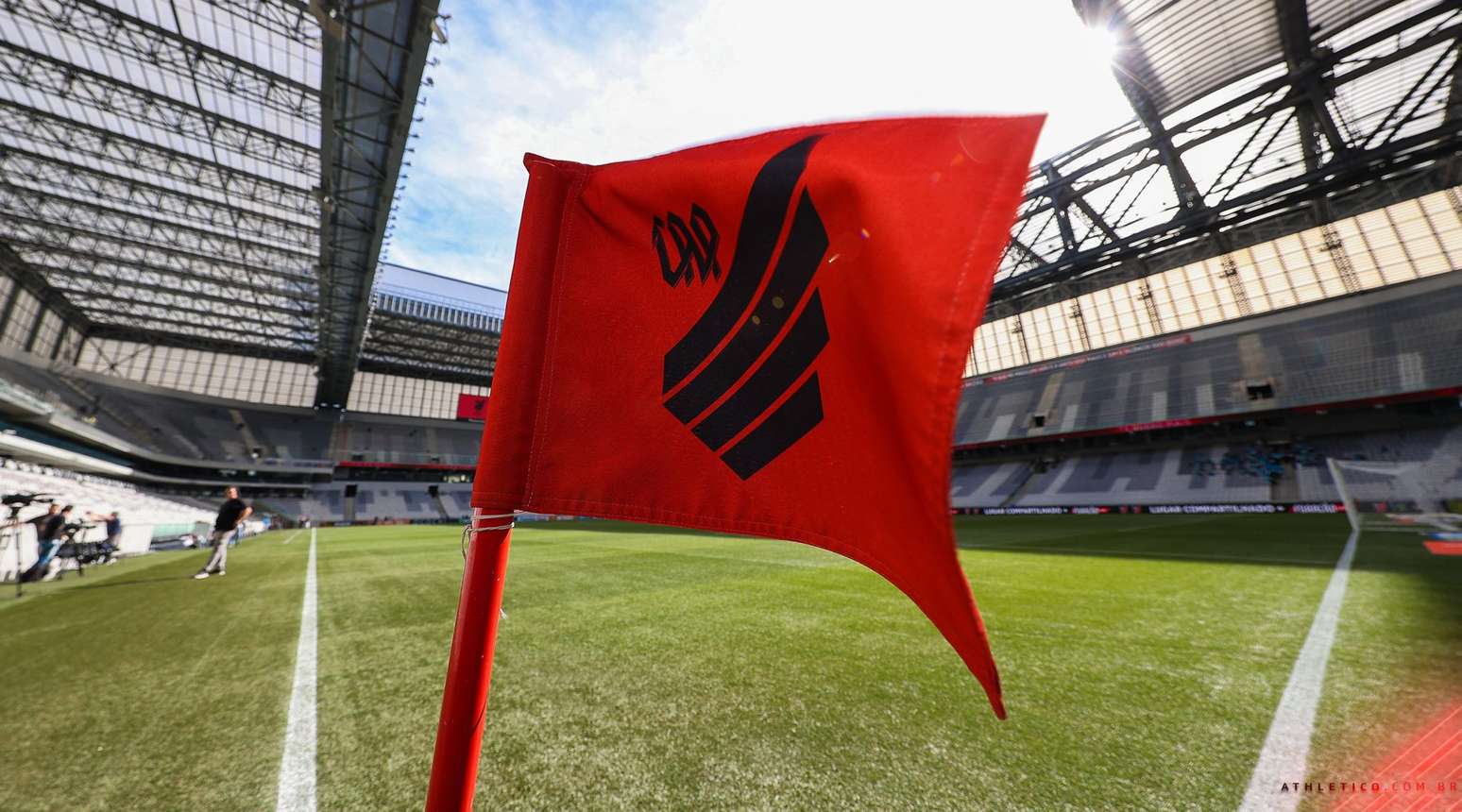 Athletico anuncia lateral para 2026