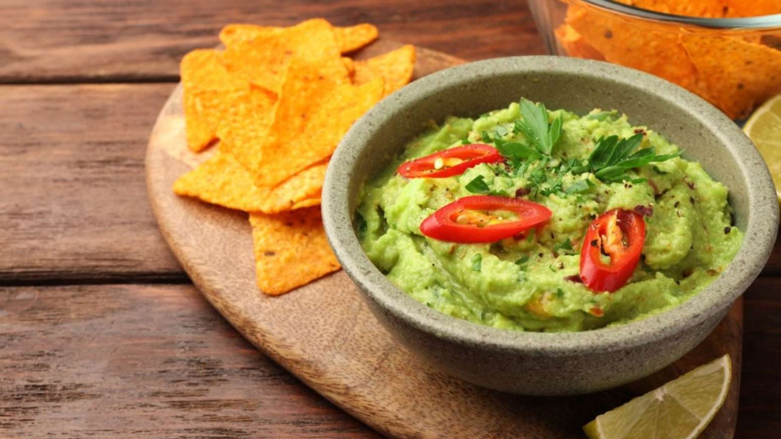 Receita de guacamole e nachos deliciosa para petiscar