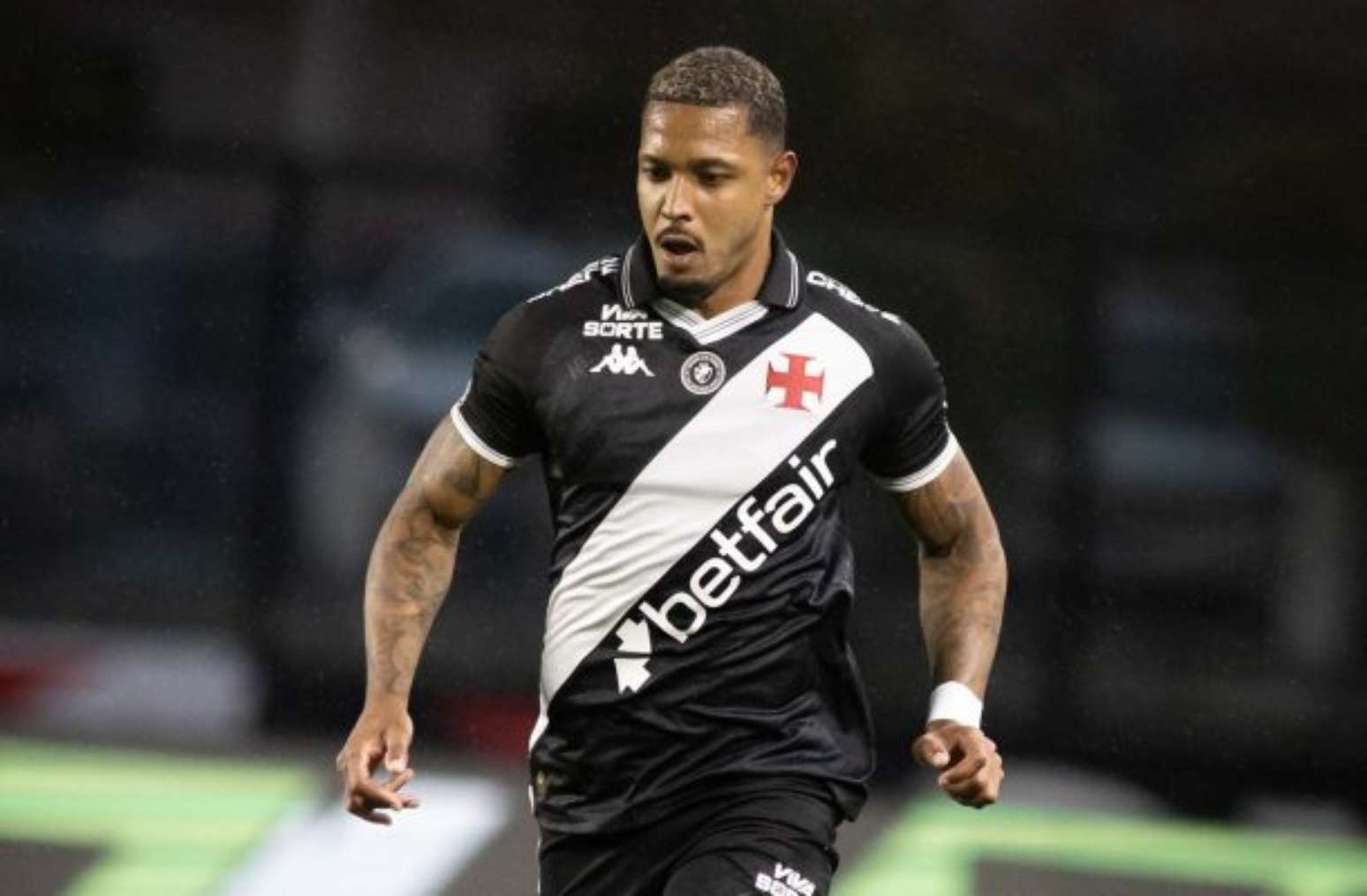 Vitória tenta contratar David, mas Vasco esfria negócio