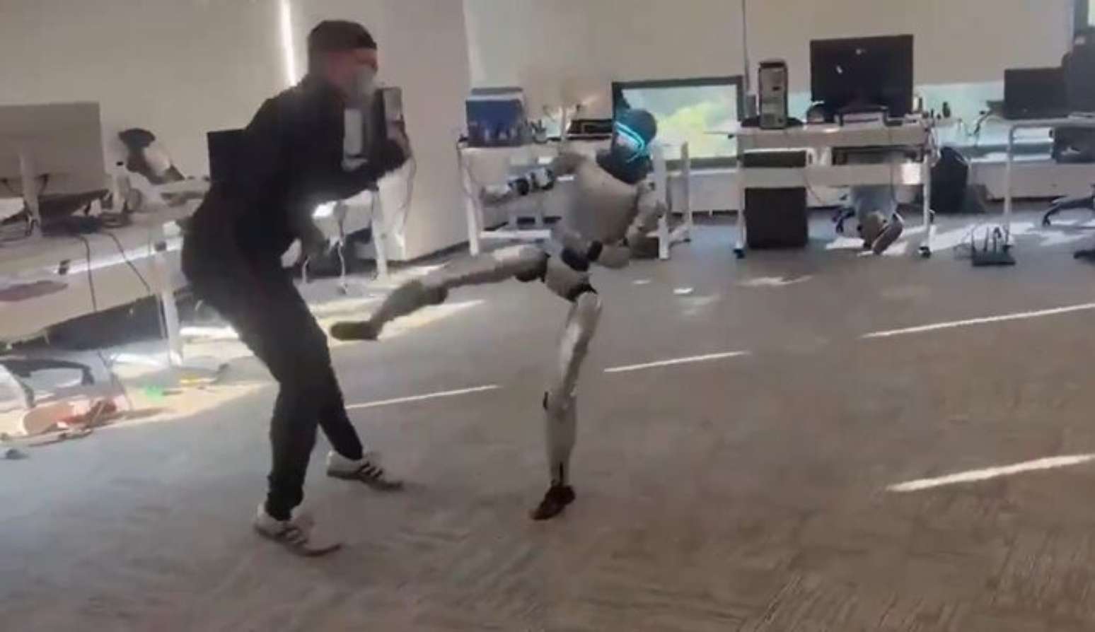 Robô humanoide chinês copia movimento do operador e o acerta onde não ...