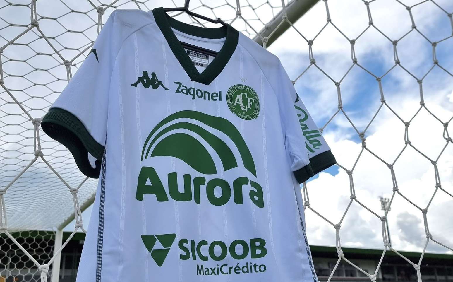 Após menos de um ano, Chapecoense rescinde com meia