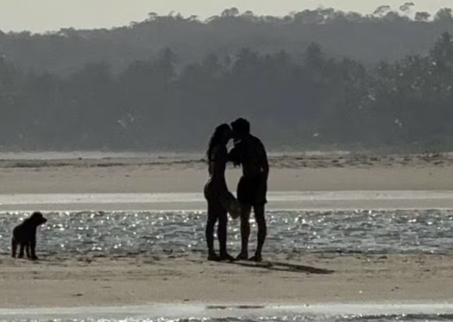 Bruna Marquezine e Shawn Mendes trocam beijo apaixonado em praia de Alagoas