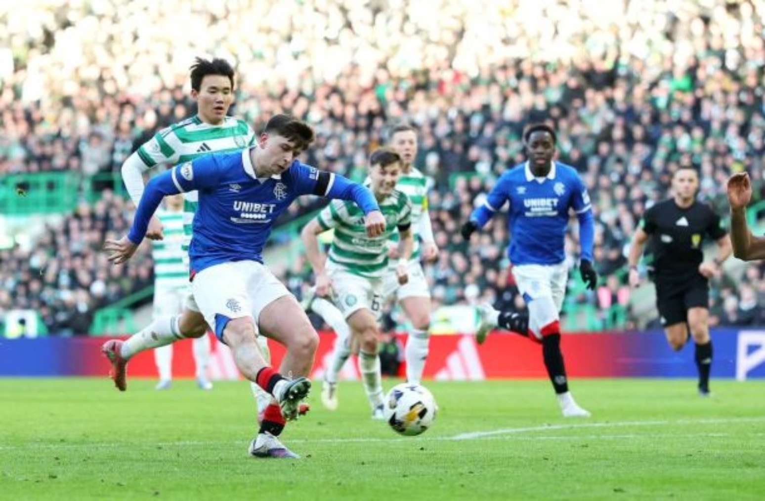 Rangers vira clássico contra o Celtic e aumenta pressão sobre rival