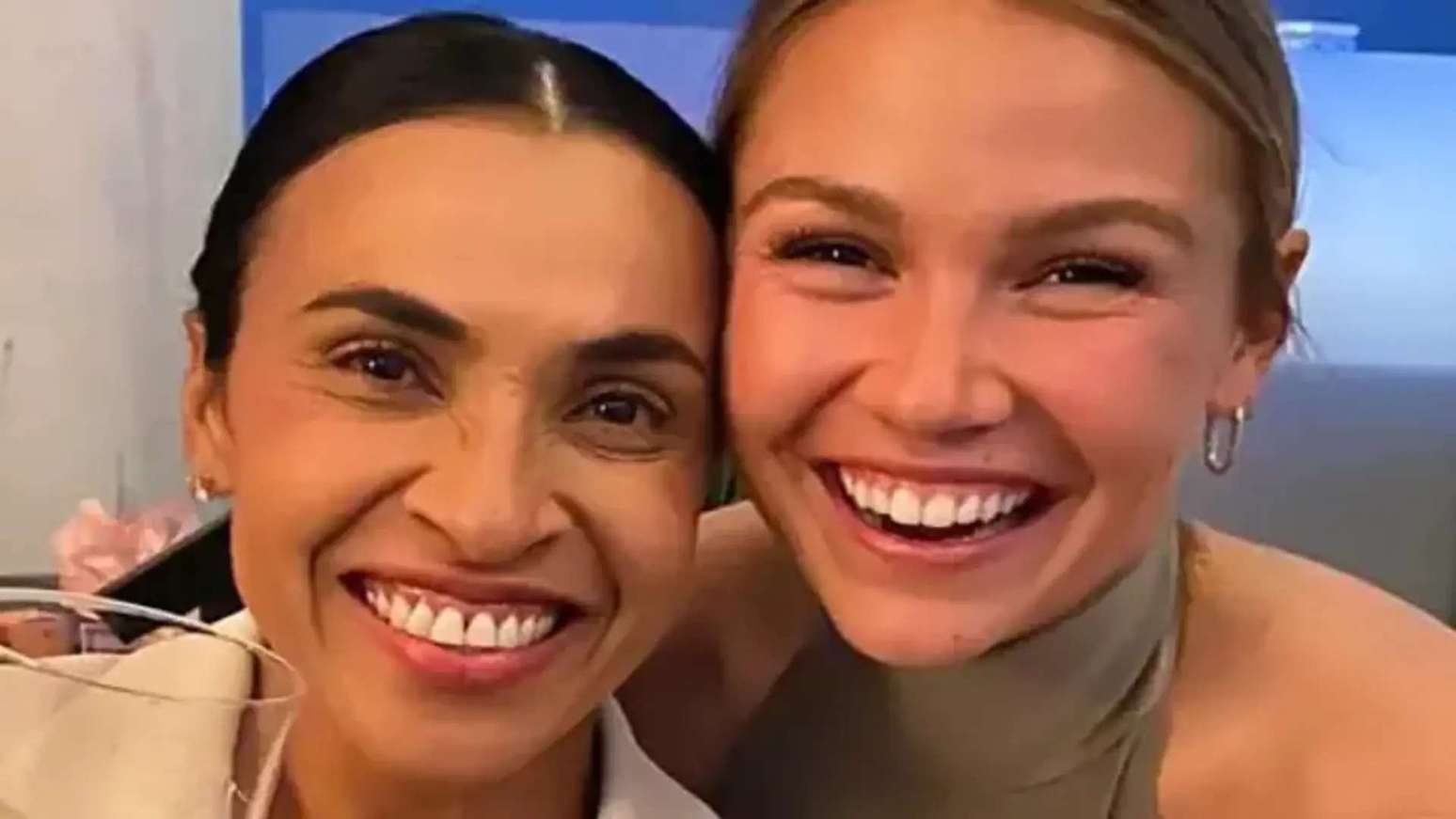 Marta se casa com Carrie Lawrence e look dá o que falar: 'Nossa...'