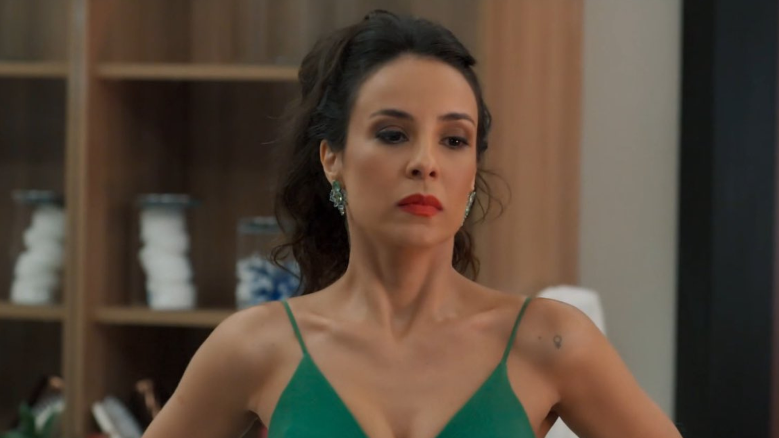 Três Graças: Susto? Zenilda conhece a namorada da filha