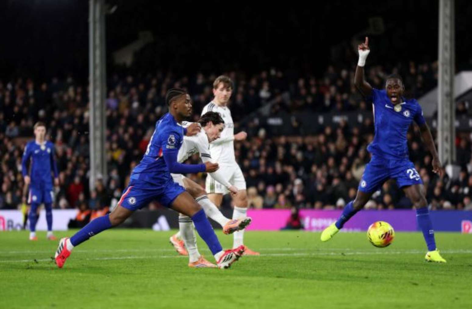 Com um a menos, Chelsea perde para Fulham e segue em sequência negativa