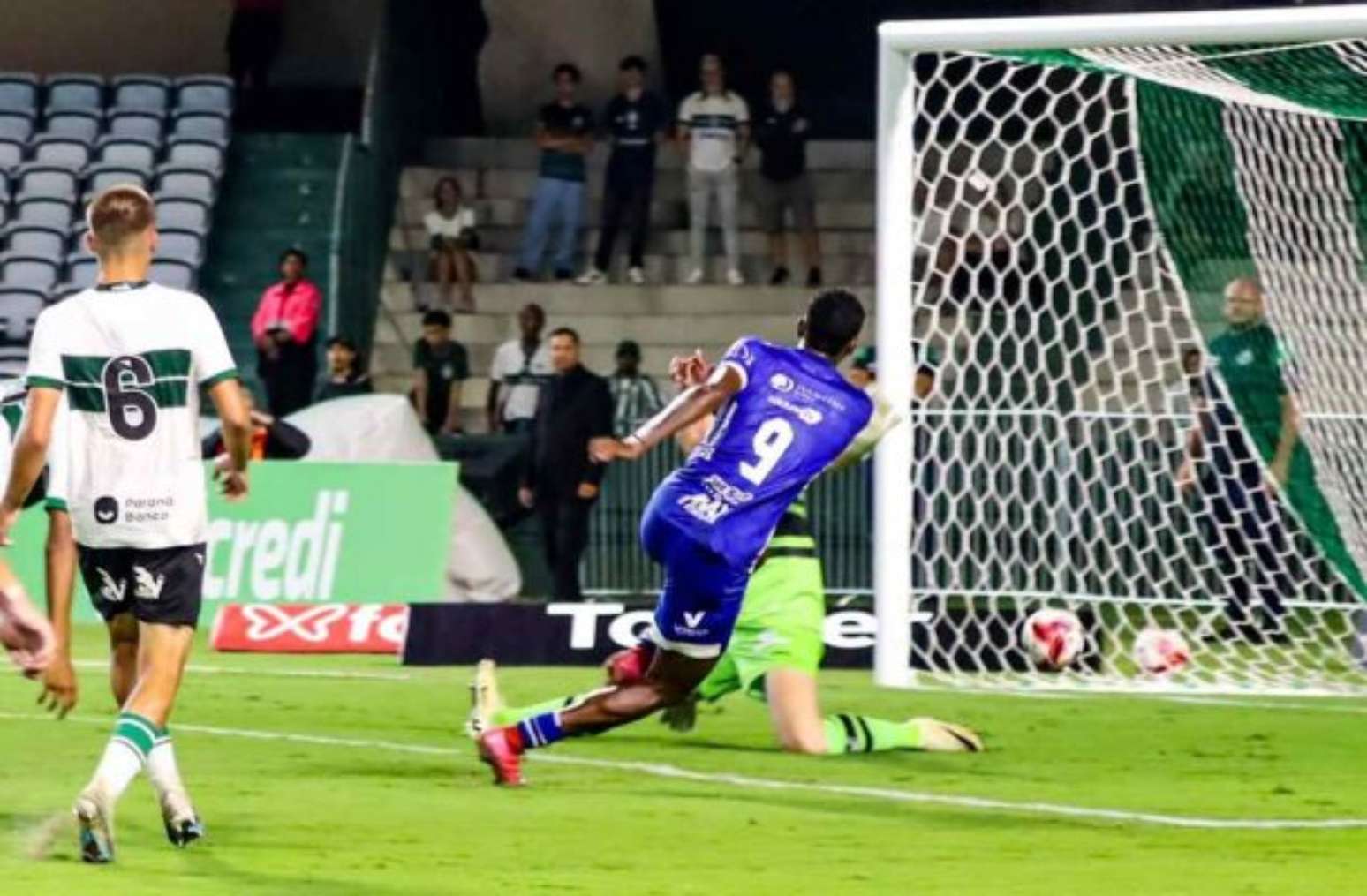 Coritiba é surpreendido e perde para o Foz do Iguaçu na estreia do ...