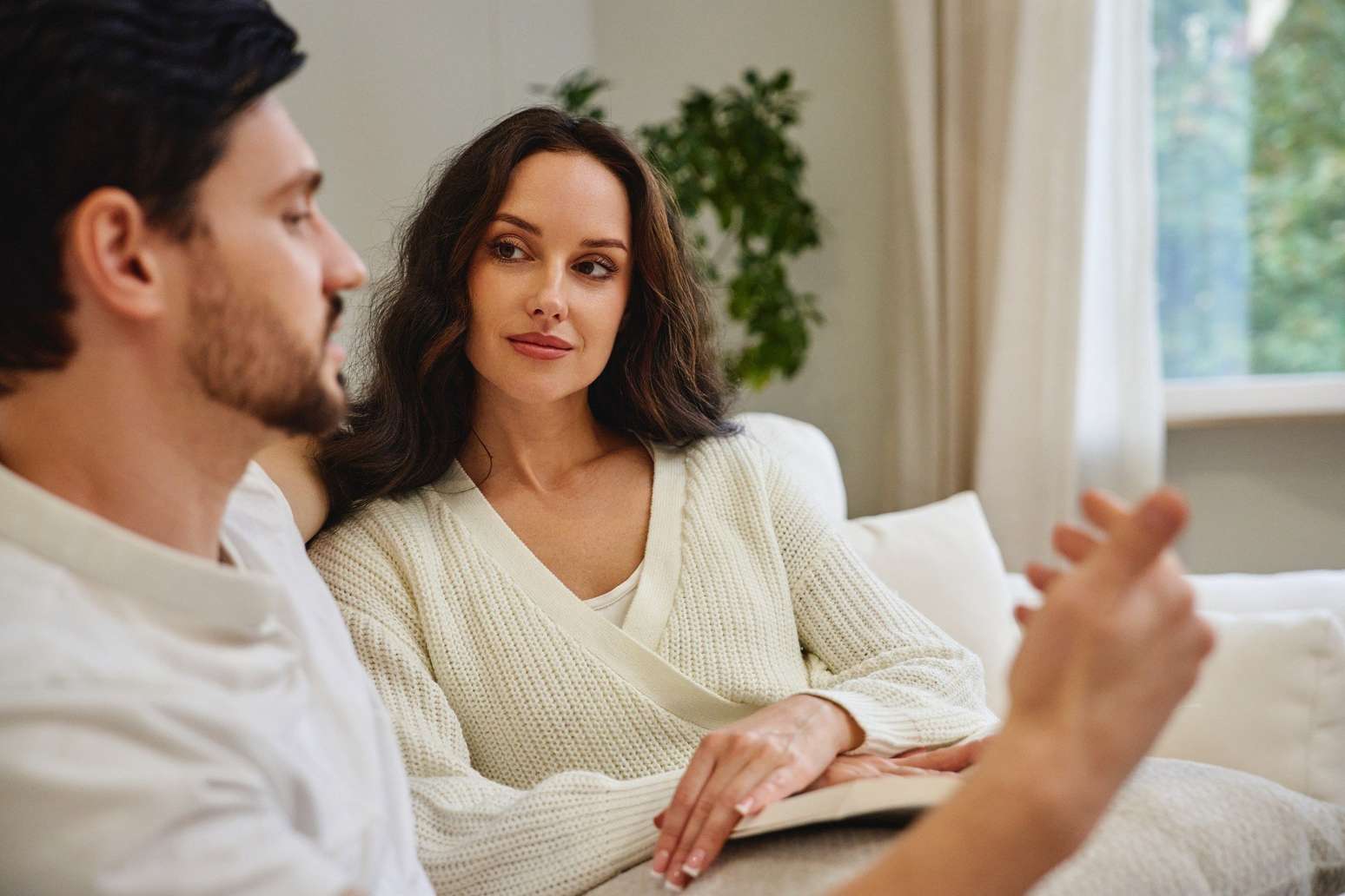 O que significa quando uma pessoa encara muito ao conversar, de acordo ...