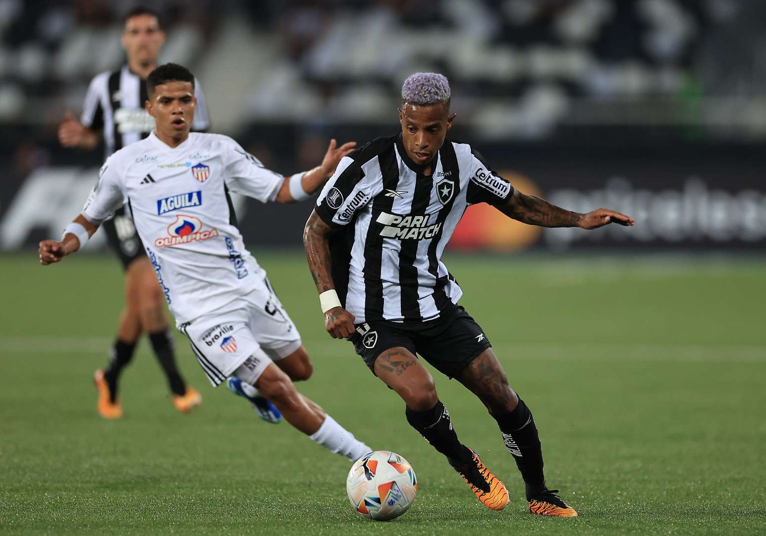 Gremio anuncia contratação de atacante colombiano