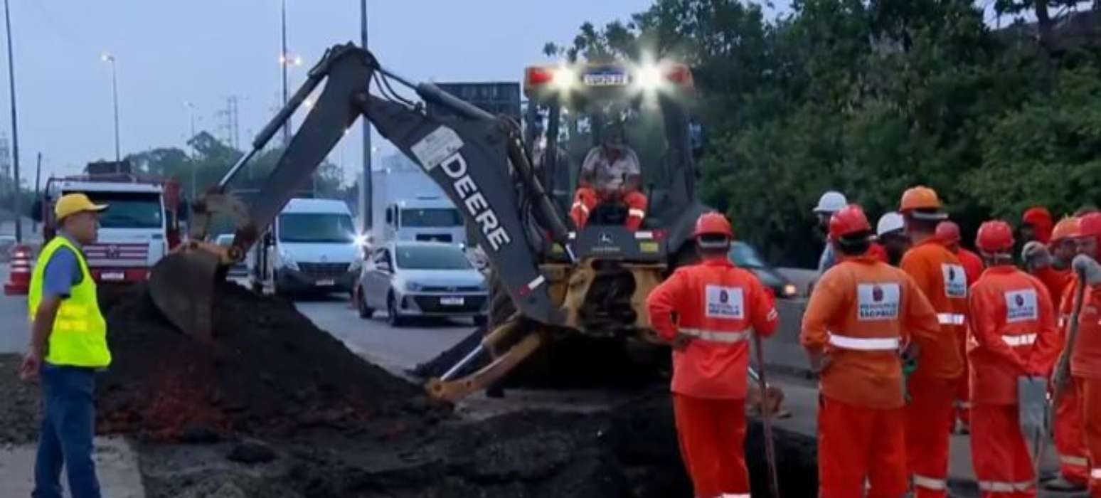 Buraco se abre na Marginal Tietê e provoca congestionamento de 50 km