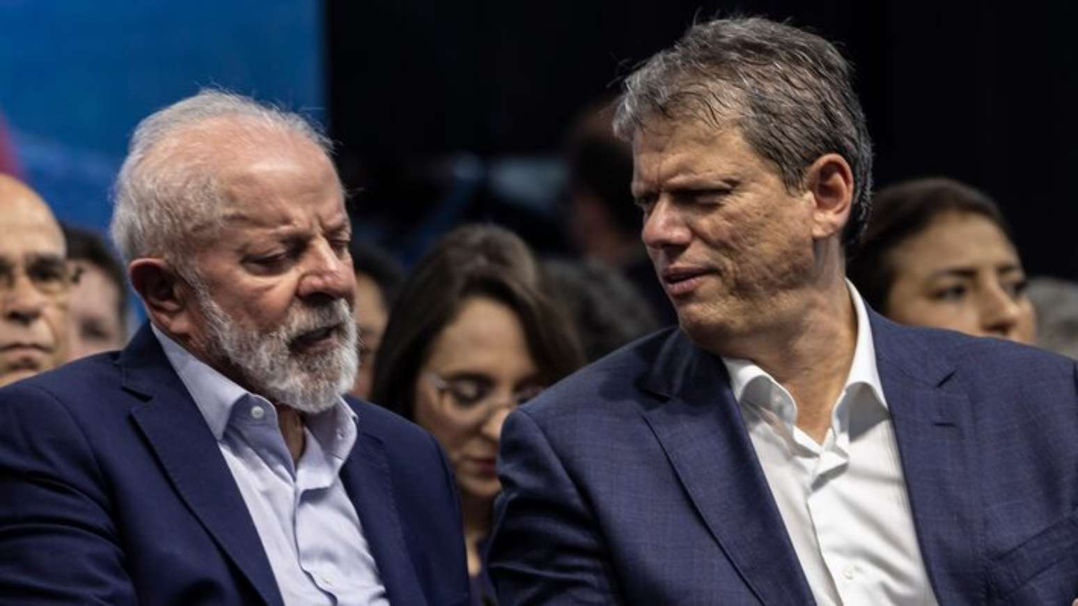 Lula supera Tarcísio, Michelle e Flávio no 1º turno; governador é ...