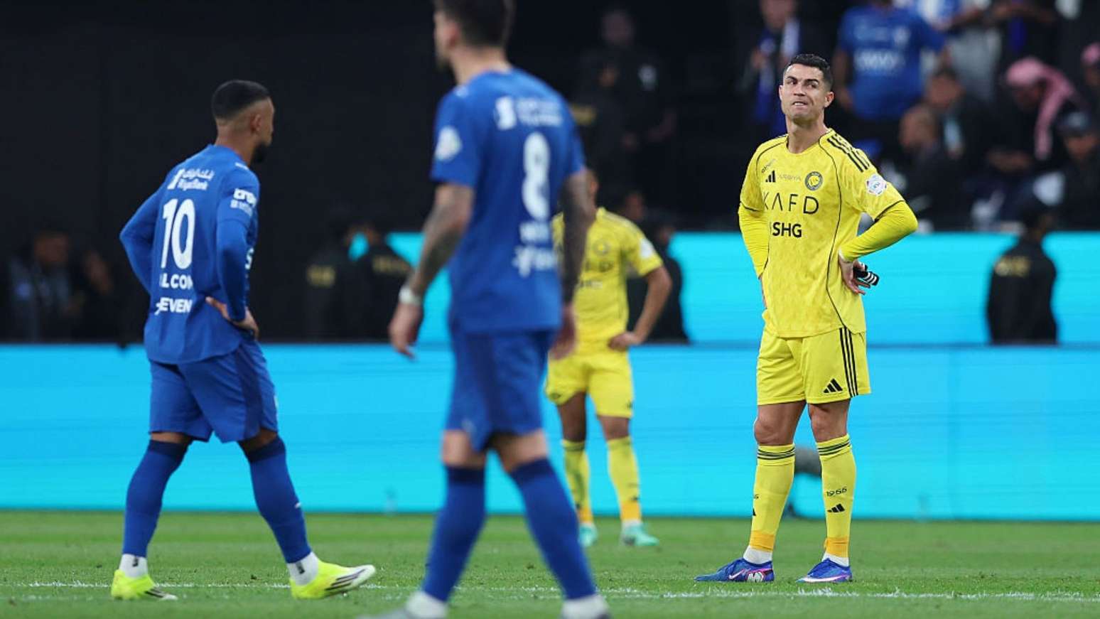 Cristiano Ronaldo faz gesto polêmico contra arbitragem