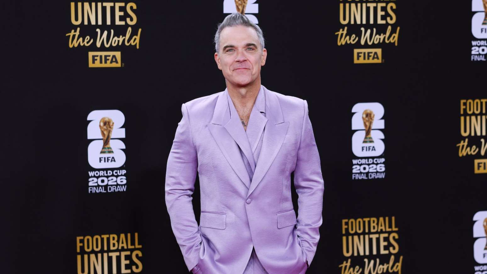 Robbie Williams se compara a Batman e explica fracasso nos EUA