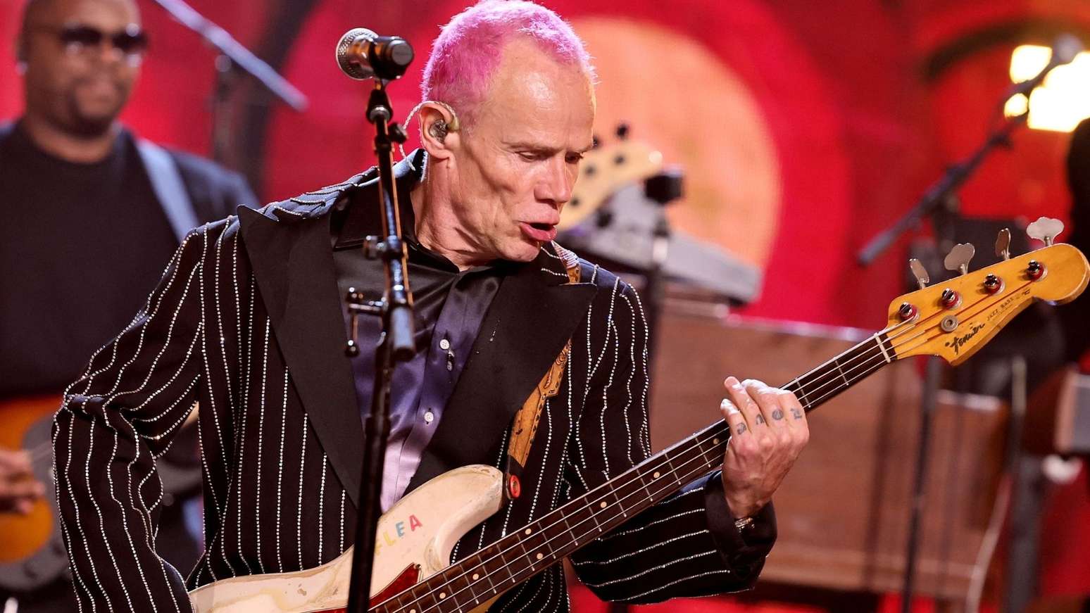 Flea revela data de lançamento do álbum solo de estreia 'Honora' e ...