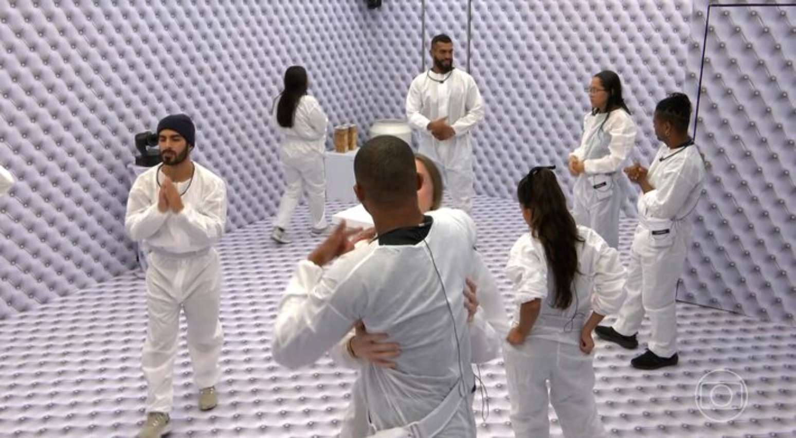 BBB 26: Elisa aperta o botão vermelho e desiste do Quarto Branco