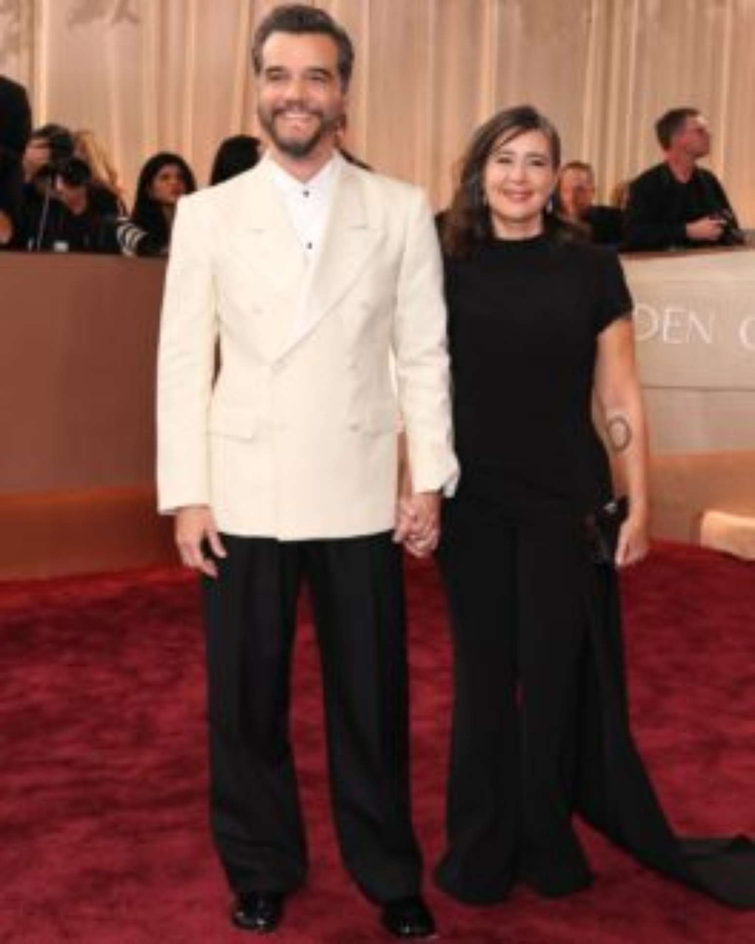 Esposa de Wagner Moura aposta em elegância discreta para o Golden ...