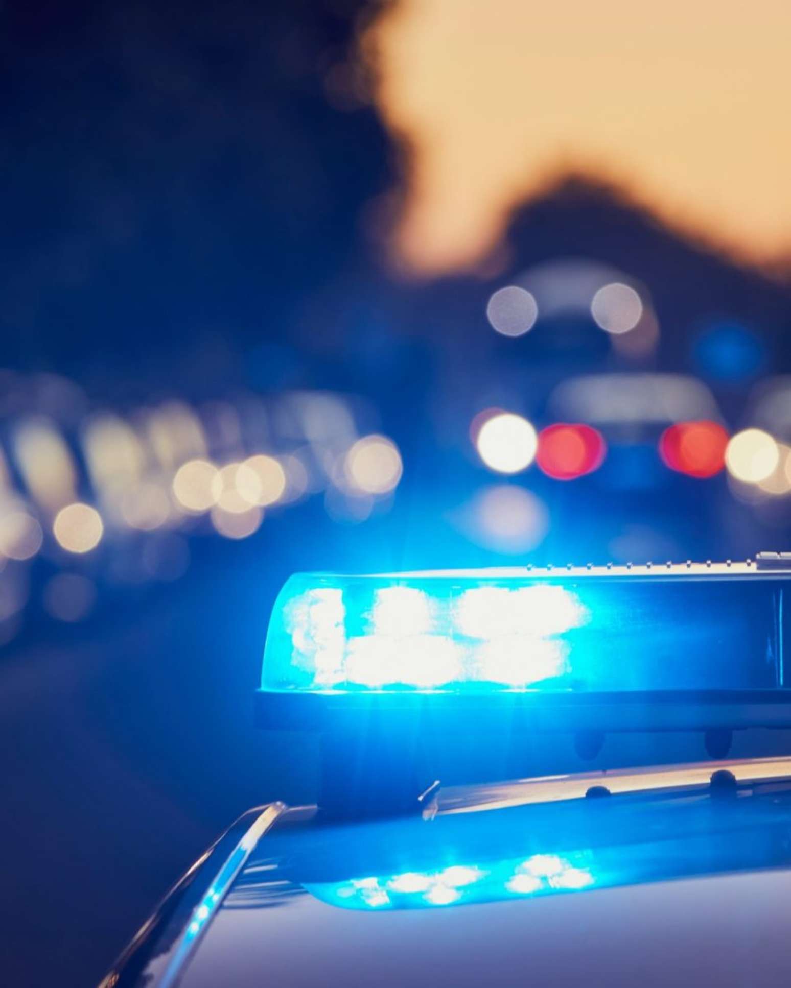 Carro capota após colisão com ônibus na Avenida Érico Veríssimo