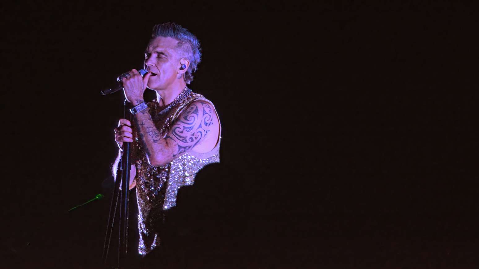 Robbie Williams lança álbum 'BRITPOP' de surpresa