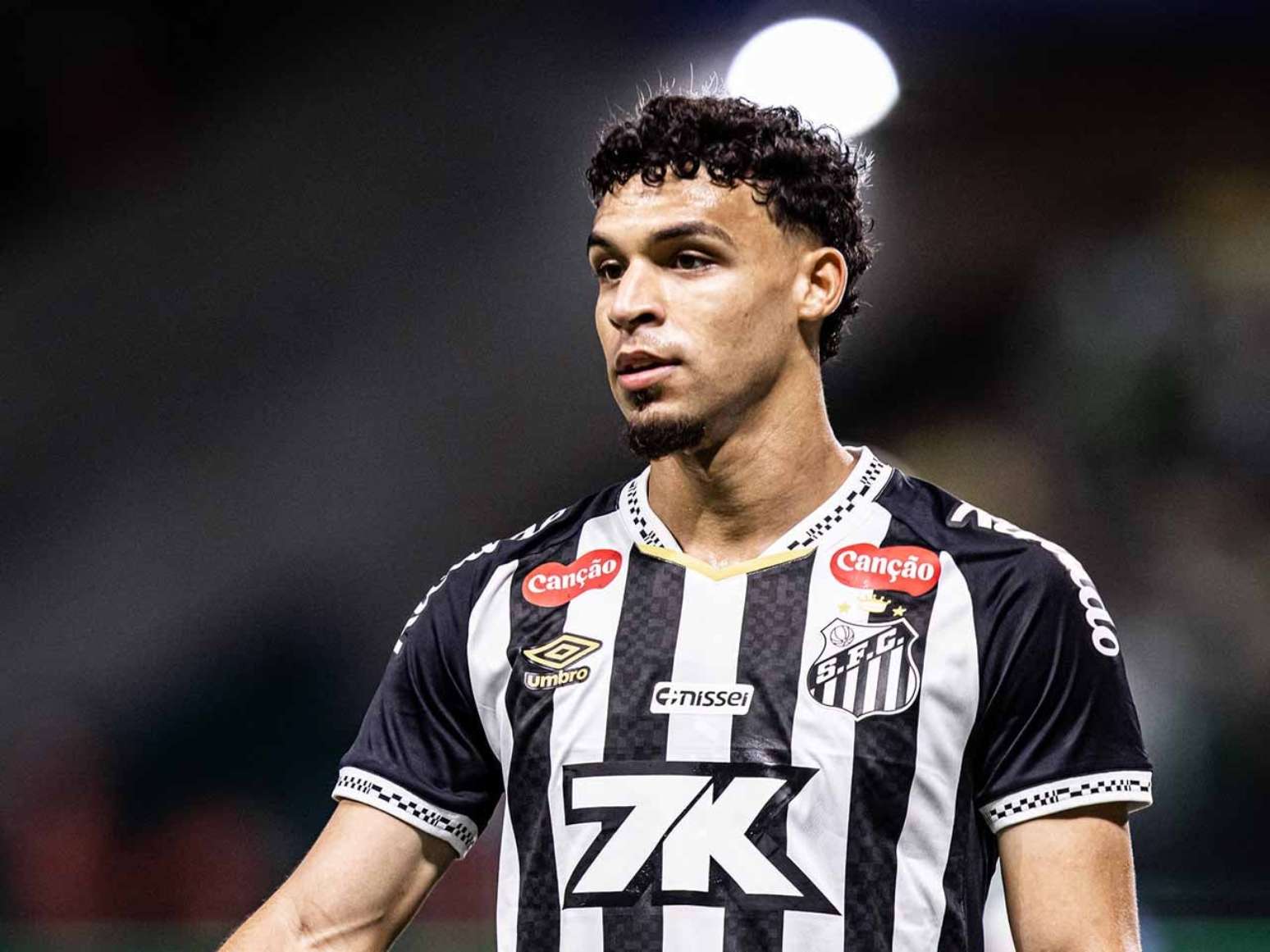 Atlético anuncia contratação do volante Victor Hugo