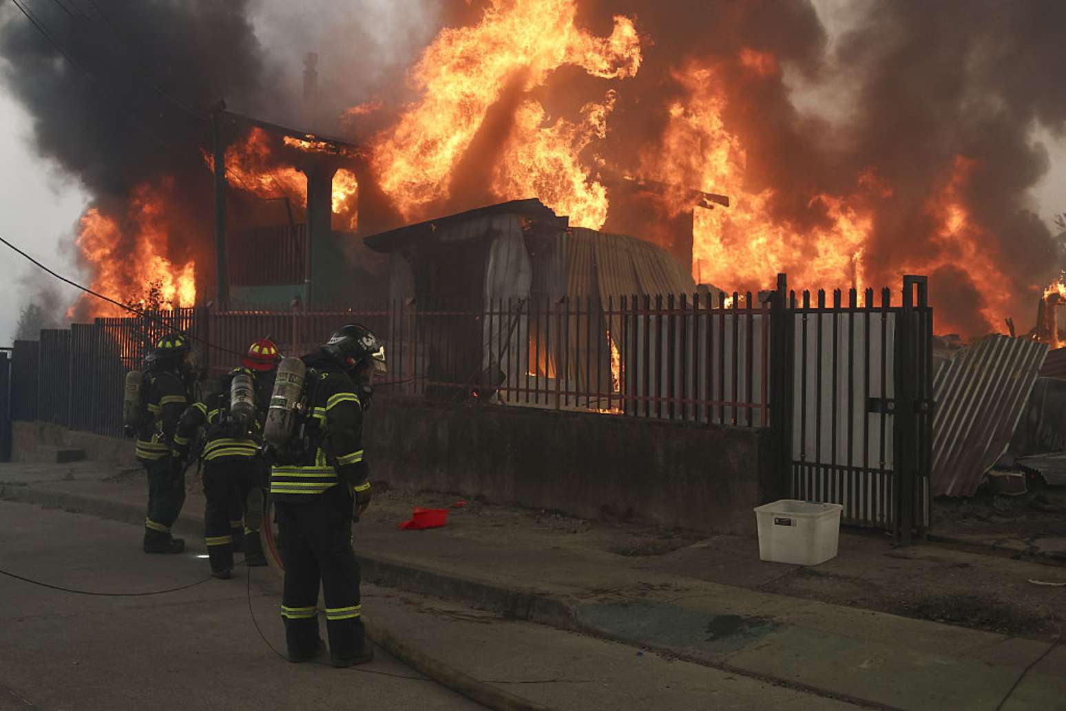 Chile declara estado de catástrofe após incêndios com 16 mortos e ...