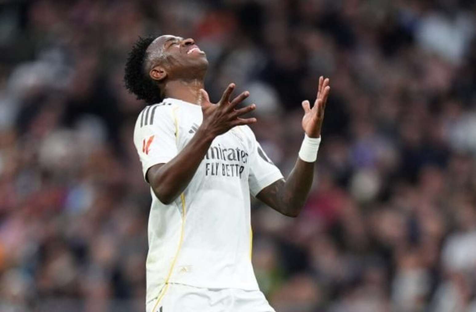 Mbappé defende Vini Jr após vaias: "Temos que protegê-lo melhor"