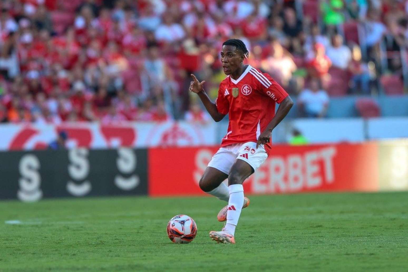 Destaque do Inter no Gauchão, Benjamin Arhin sente dores musculares e ...
