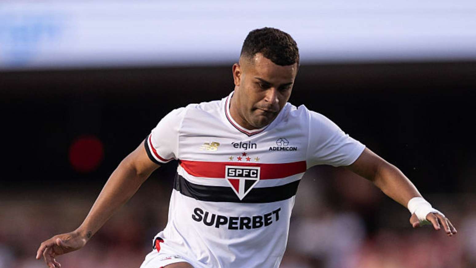 Corinthians avança por Alisson e analisa pedida do São Paulo