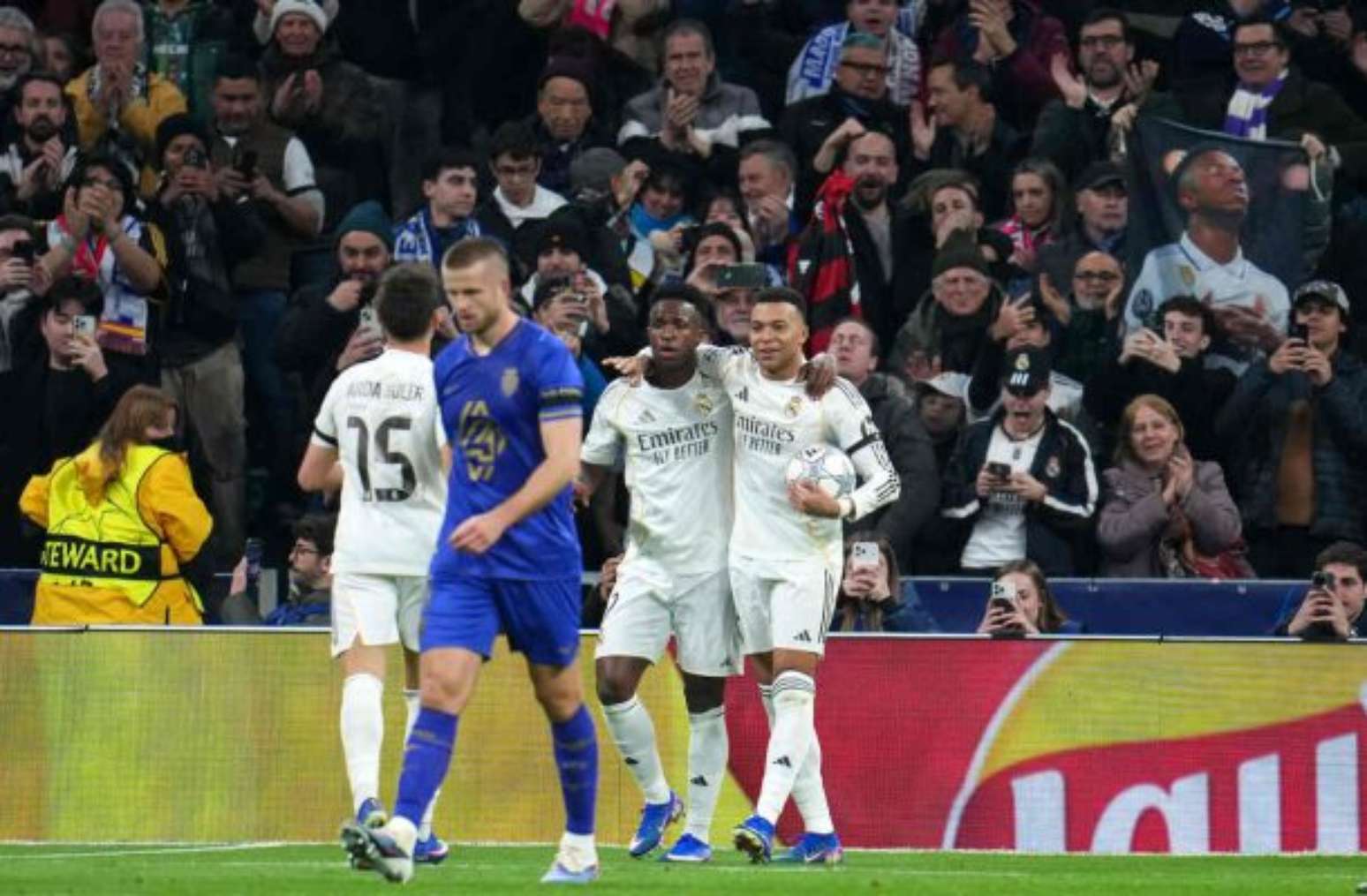 Real Madrid goleia o Monaco com show de Vini Jr na Champions