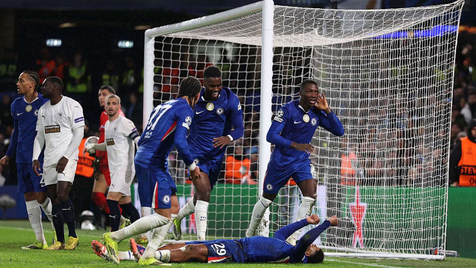 Chelsea sofre, mas vence o Pafos em casa pela Champions