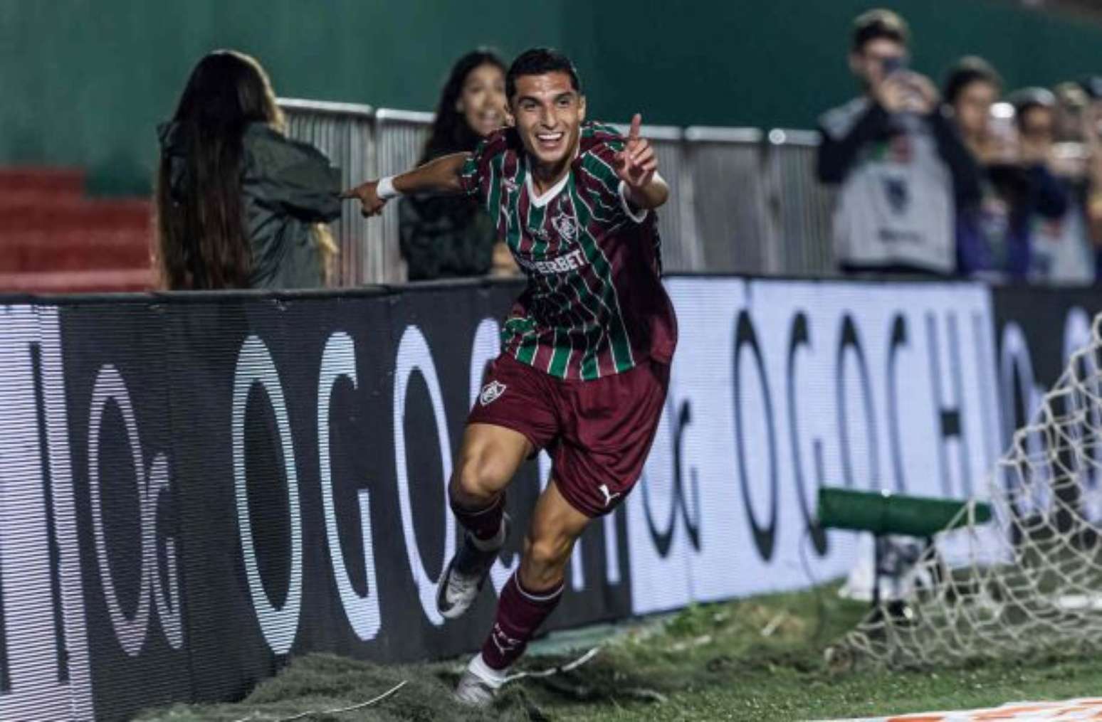 Serna exalta gols e vitória do Fluminense antes de clássico