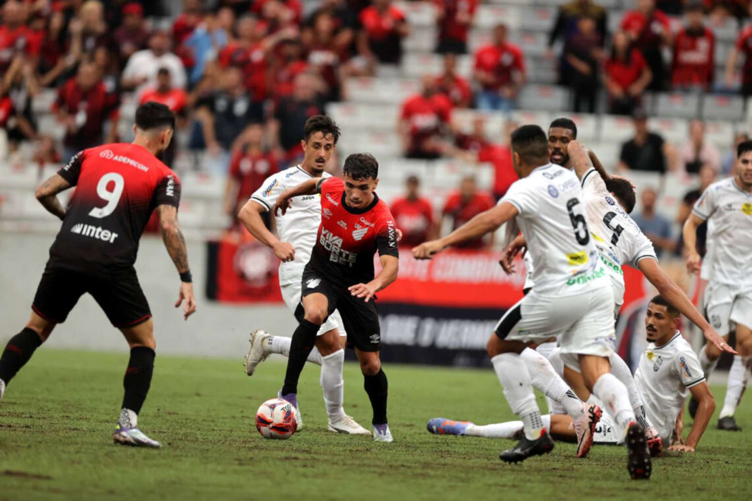 Athletico domina, vence Galo Maringá com autoridade e avança no Paranaense