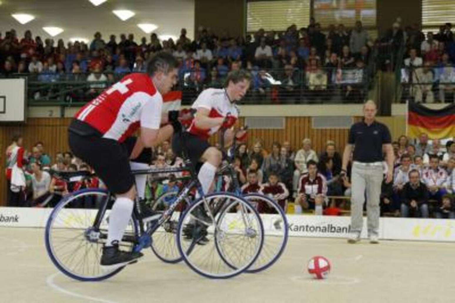 Conheça o curioso radball, o ciclismo de salão