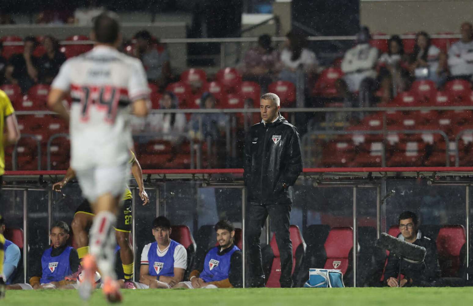 Mudança na gestão do futebol coloca Crespo em xeque no São Paulo