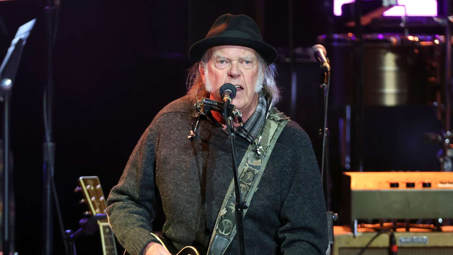 Neil Young critica Amazon e doa seu catálogo musical para a Groenlândia