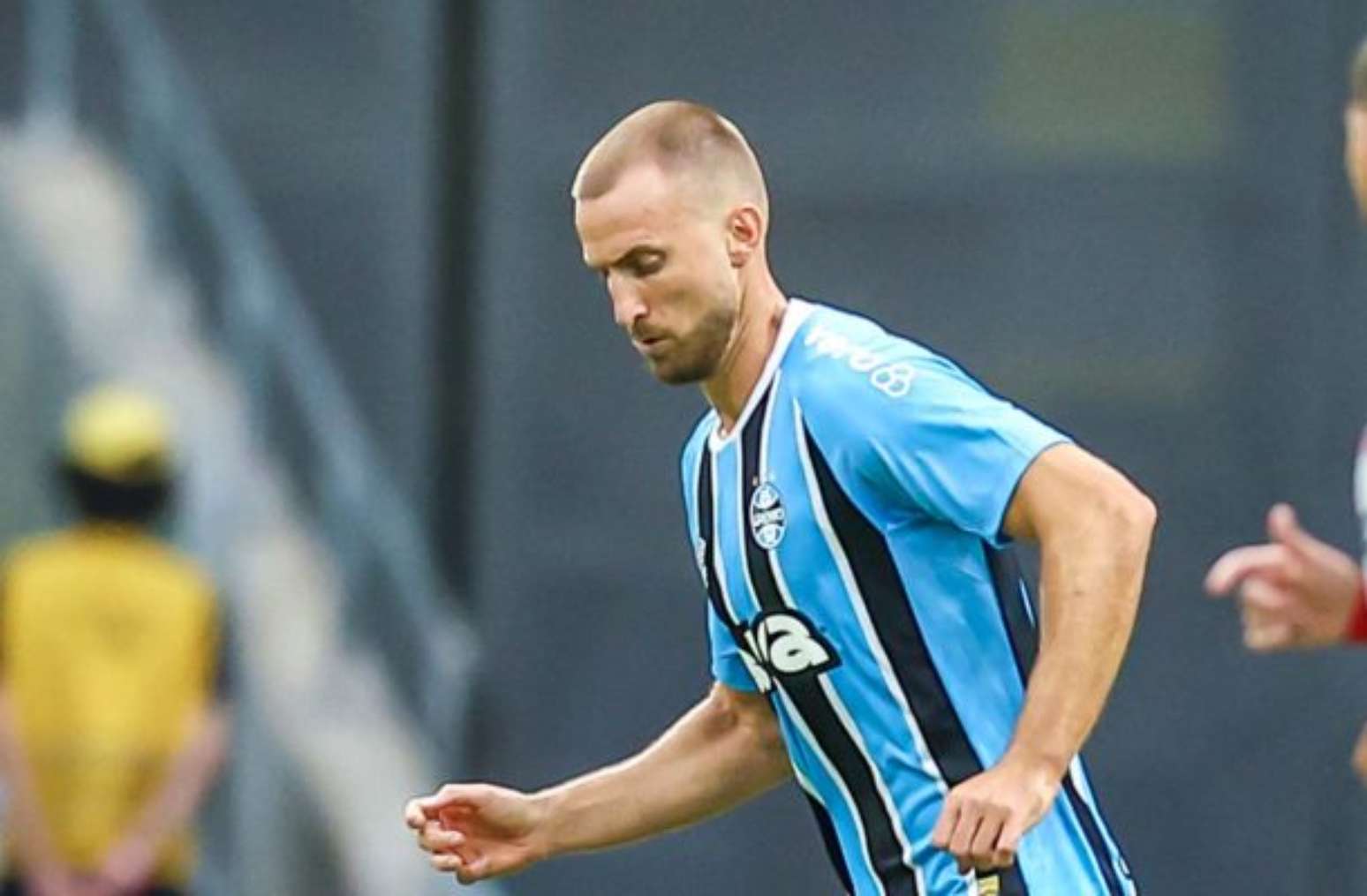 Grêmio rescinde contrato com zagueiro Rodrigo Ely
