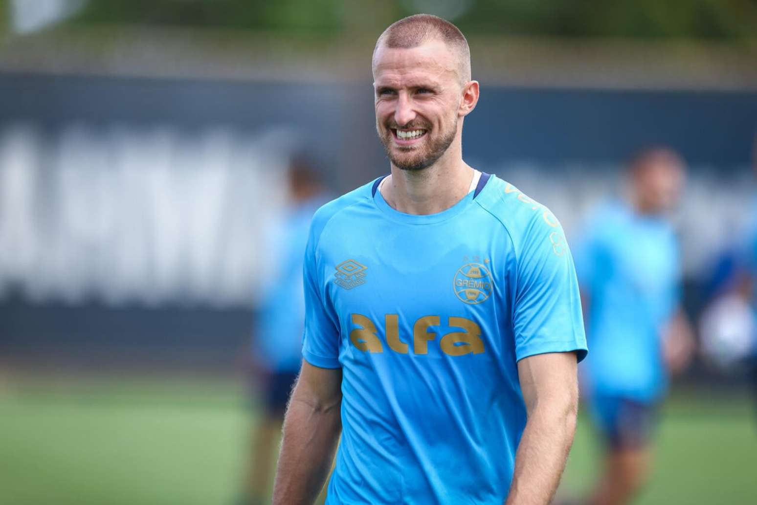 Grêmio rescinde contrato com zagueiro Rodrigo Ely