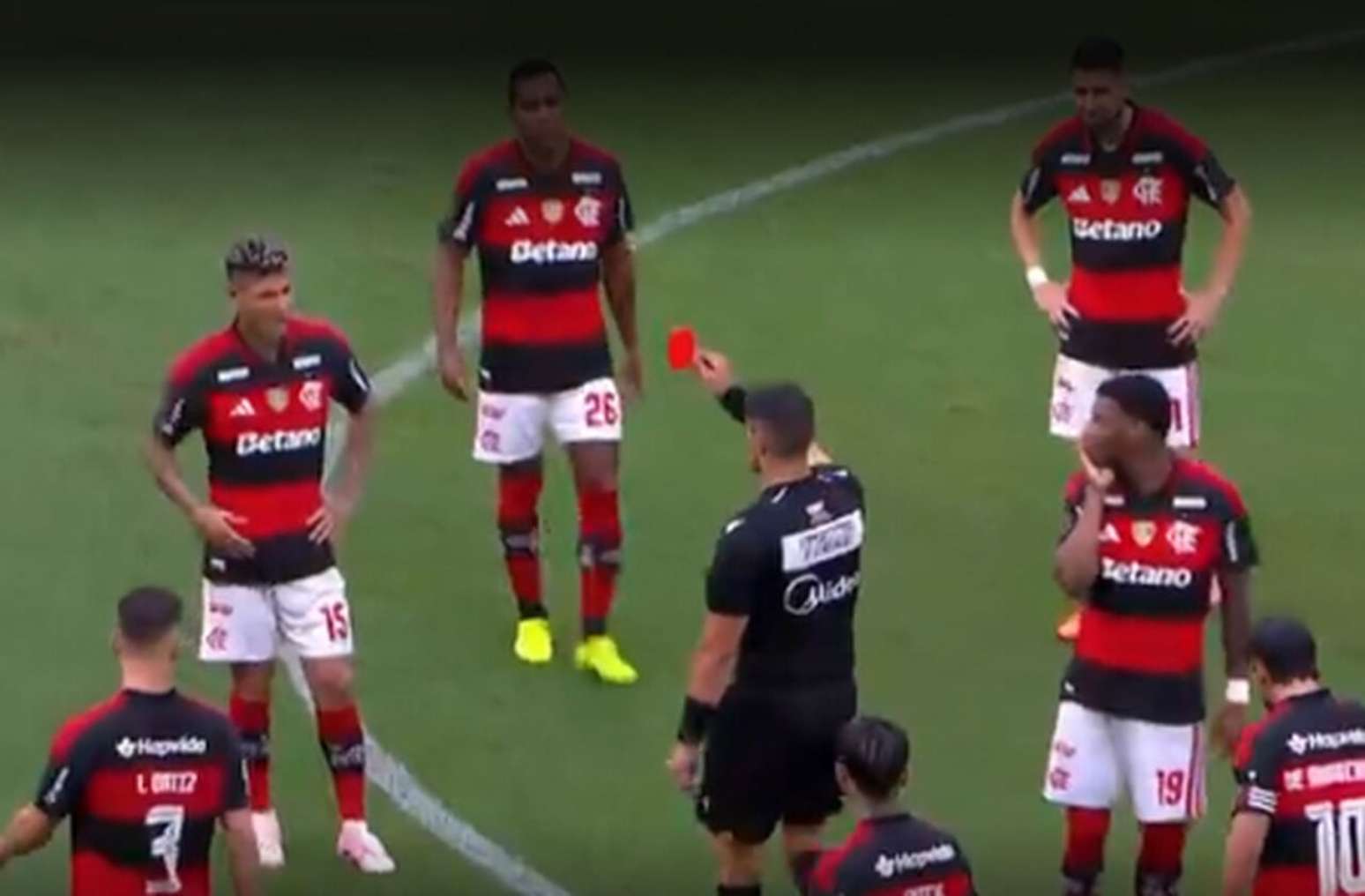 Carrascal é expulso de forma inusitada durante final entre Flamengo e ...
