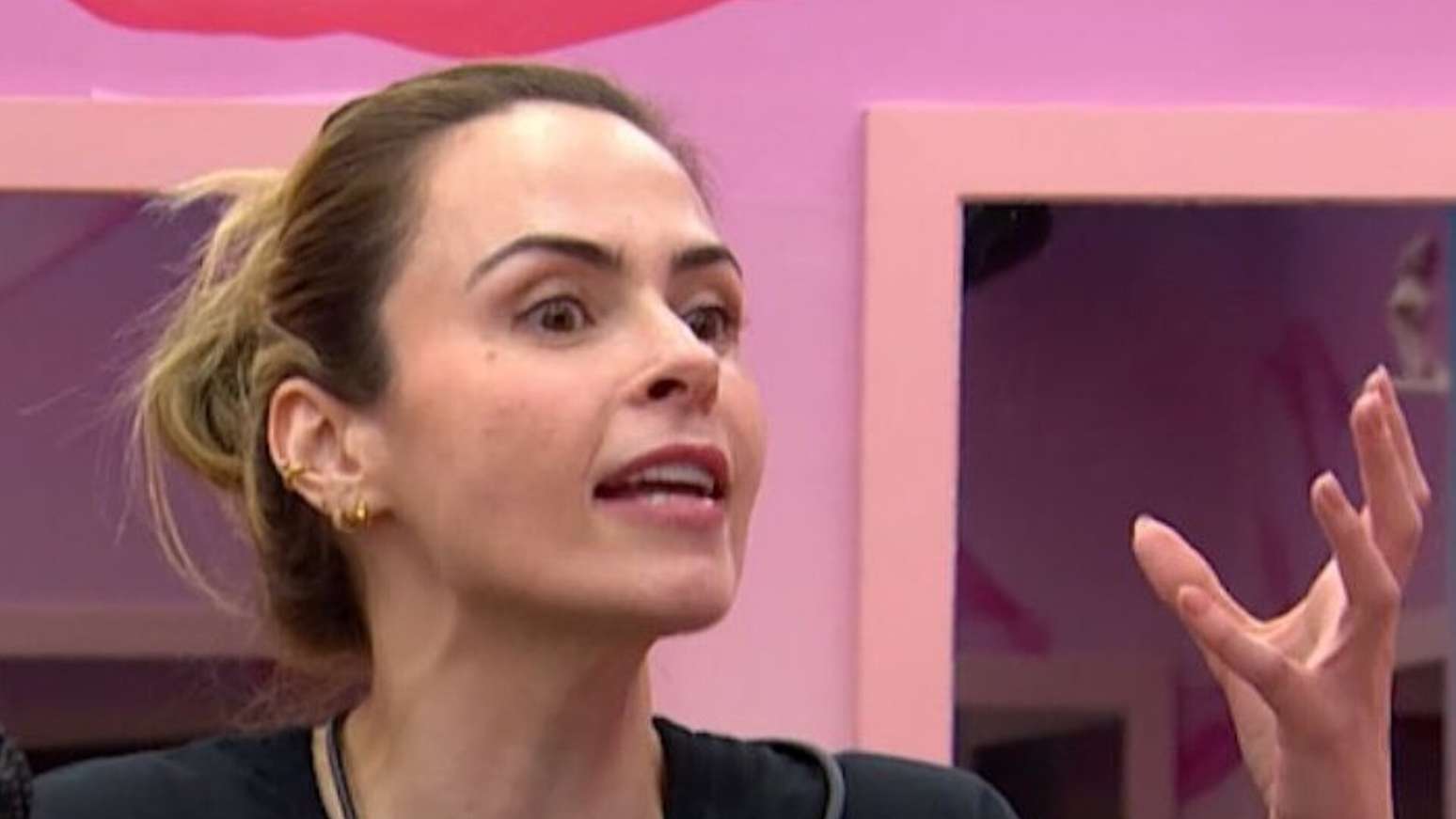 'BBB 26': Ana Paula sobe no salto e ameaça Sarah e Jonas