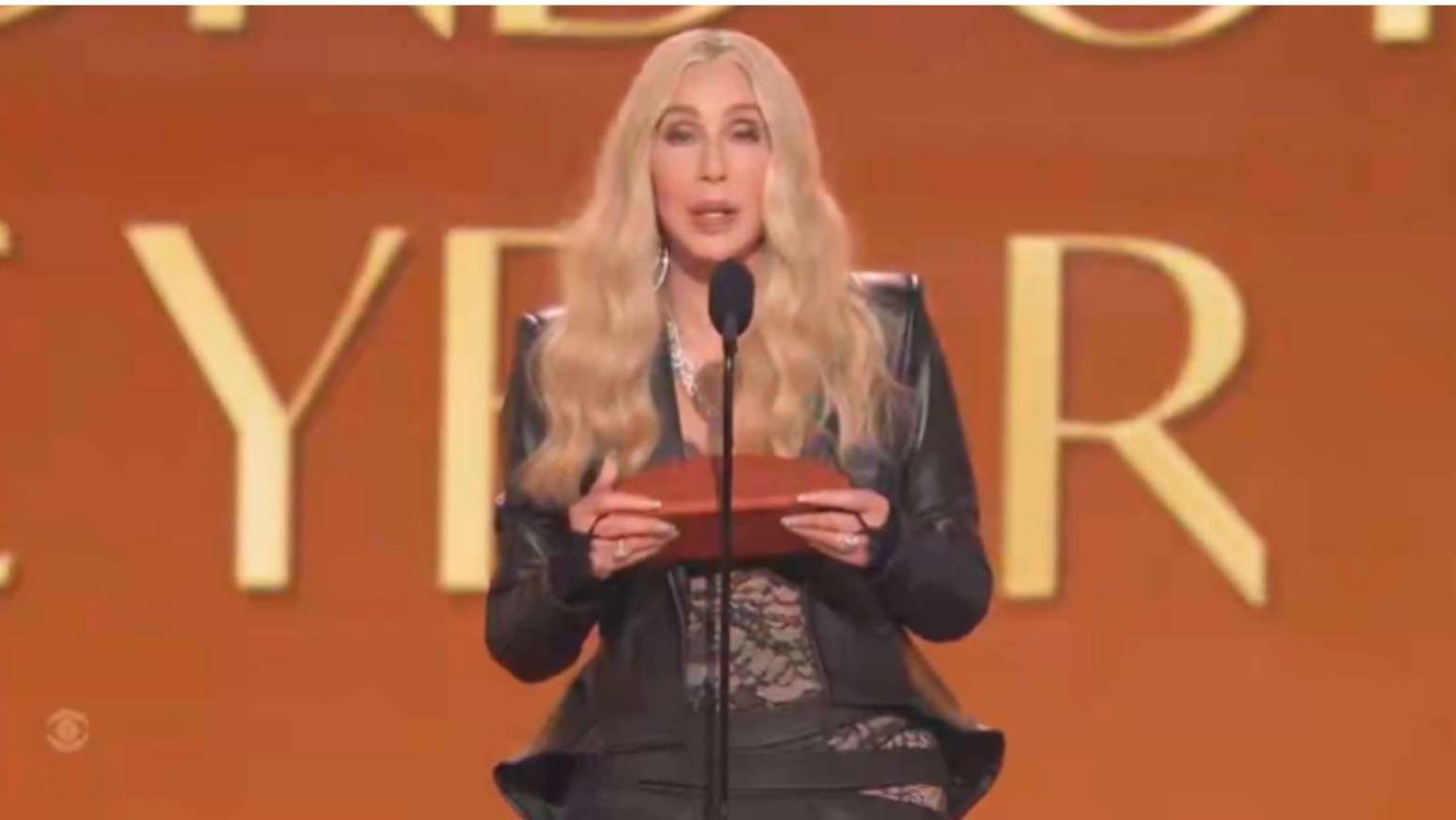 Cher vira meme no Grammy 2026 com gafes e confusão no anúncio de vencedor