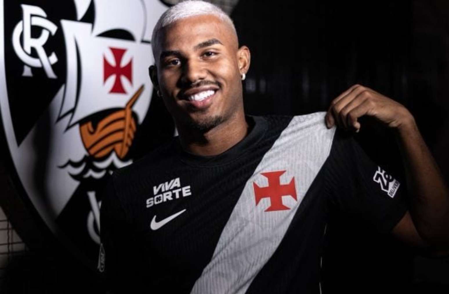 Cuiabano é oficializado pelo Vasco, e clube já projeta estreia do lateral