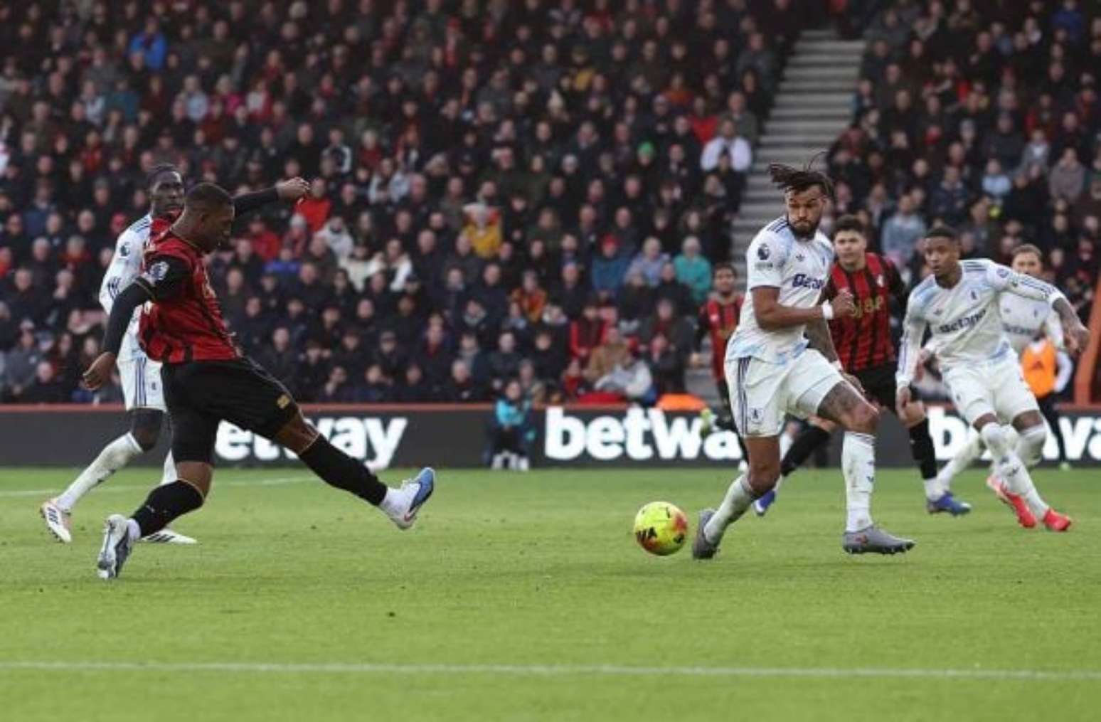 Ex-Vasco, Rayan marca seu primeiro gol pelo Bournemouth; assista