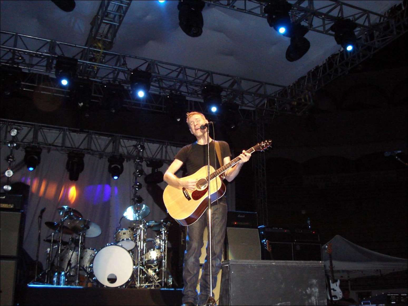 Bryan Adams: a trajetória do ícone do rock que chega ao Brasil