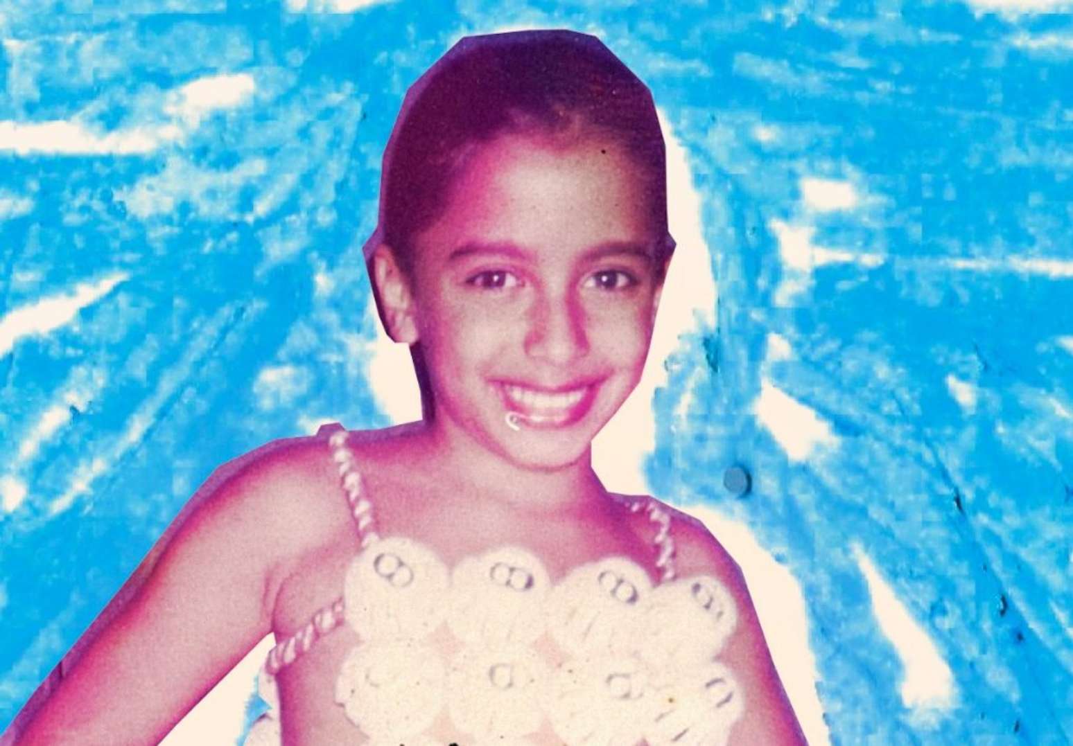 Anitta usa foto de infância em "Pinterest" com look de copos de café