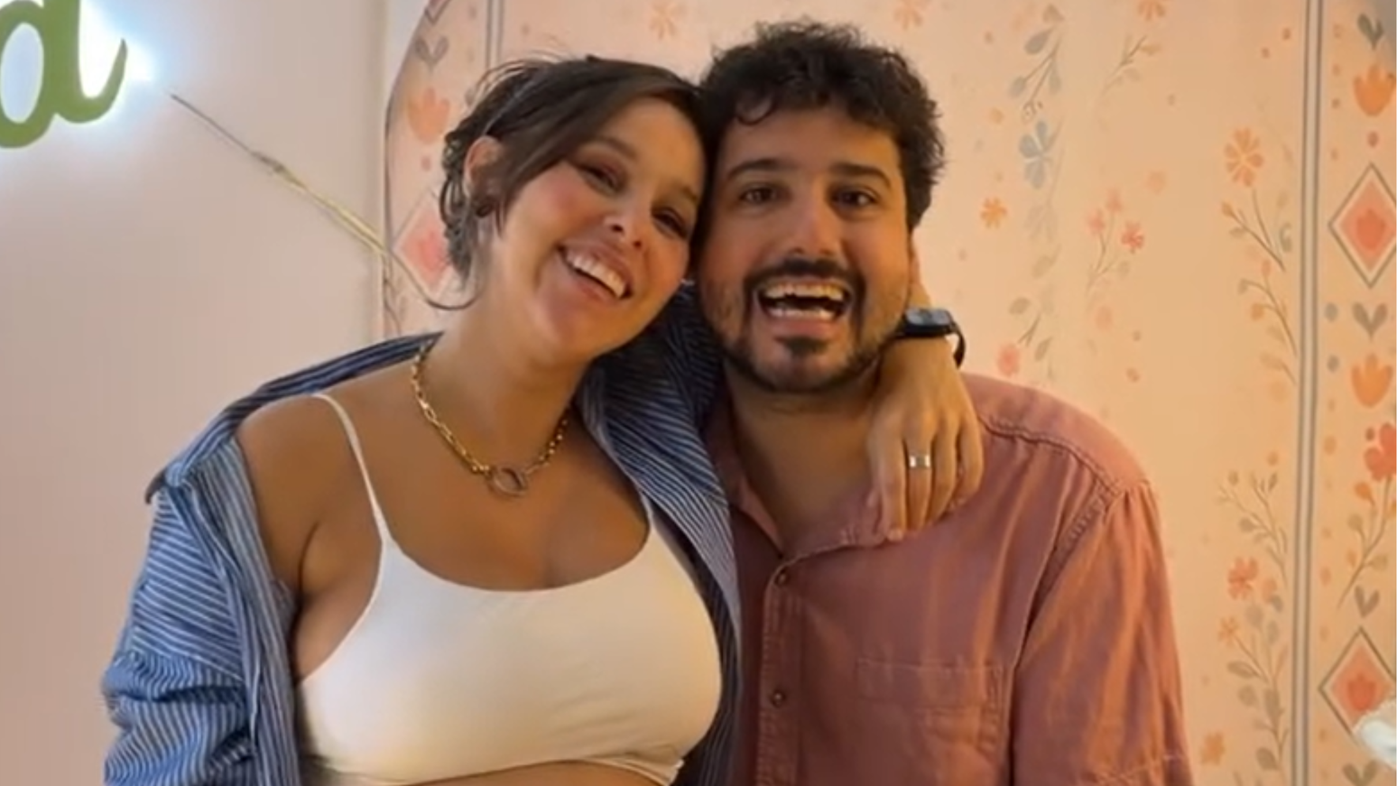 George Sauma e Thati Lopes anunciam nome da filha durante chá de bebê