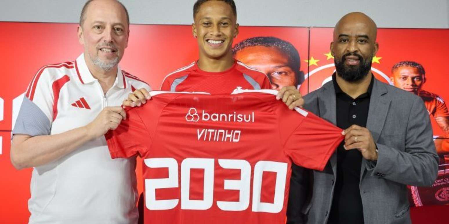Vitinho assina pré-contrato com o Inter e vai seguir no clube até 2030