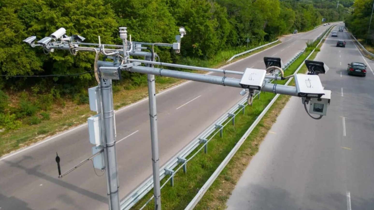 Radares com inteligência artificial já multam motoristas no Brasil