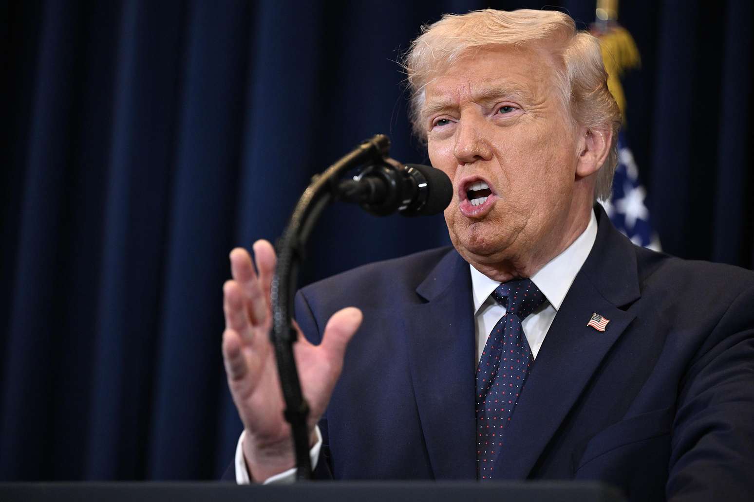 Donald Trump diz que os EUA bombardearam ilha responsável por 90% do ...