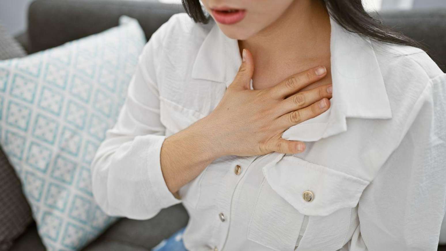 Dor no peito: quando é apenas ansiedade e quando é alerta do coração